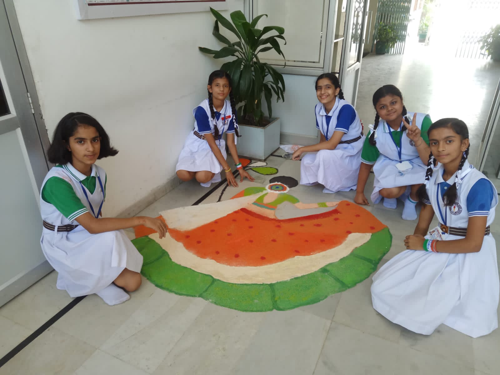 RANGOLI MAKING ON "AZADI KA AMRIT MAHOTSAV" :: Shishu Niketan Model Sr ...